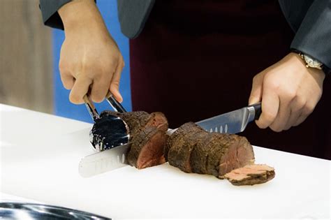 로스트 비프와 슬라이스 요리사의 손 로스트 비프 로스트 비프 조각 고급 요리에 대한 스톡 사진 및 기타 이미지 고급 요리