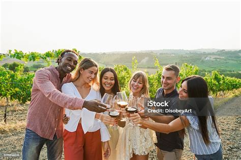 시골 여름 행사에서 레드 와인으로 응원하는 행복한 친구들 음식 투어 휴가 동안 즐거운 시간을 보내는 다인종 사람들 여행 및 휴가 컨셉 중앙 얼굴에 집중 관광 리조트에 대한