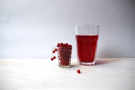 흰색 바탕에 신선한 빨간 건포도 주스 유리와 붉은 건포도 열매 건강한 식생활에 대한 스톡 사진 및 기타 이미지 건강한 식생활 과일 그릇 Istock