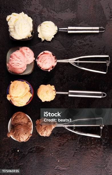 베리 초콜릿 과일을 배경으로 다양한 색상과 풍미의 아이스크림 스쿱 세트 0명에 대한 스톡 사진 및 기타 이미지 0명 갈색 과일 Istock