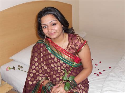 Real Indian Muslim Aunty Nagma Qureshi Hot Body Show