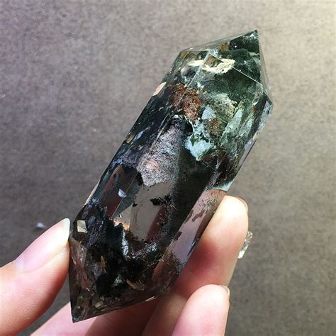 绿幽灵水晶柱子四季彩幽灵双尖千层金字塔彩虹原矿石家居客厅摆件虎窝淘