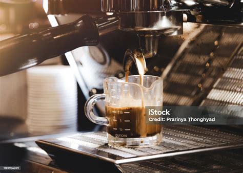 커피를 양조하는 에스프레소 머신 커피숍에서 안경에 쏟아지는 커피 커피 머신에서 쏟아지는 에스프레소 0명에 대한 스톡 사진 및 기타 이미지 Istock
