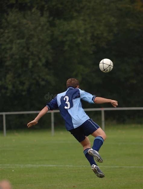 Um Jogador De Futebol Que Joga O Futebol Foto De Stock Imagem De Homens Jogador 1241678