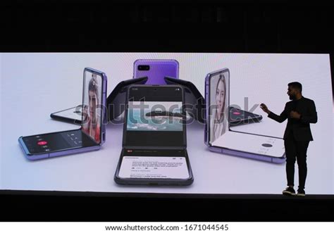 Galaxy Z Flip Price Images Stock Photos D Objects Vectors Shutterstock