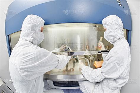在实验室穿着防护服的工人