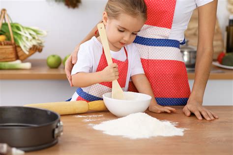 부엌에서 행복 한 가족입니다 어머니 날에 대 한 휴가 또는 쿠키를 요리 하는 어머니와 자식 딸 2 3 살에 대한 스톡 사진 및 기타 이미지 Istock