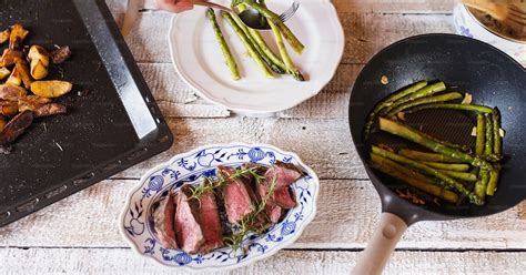 구운 쇠고기 스테이크 아스파라거스 구운 감자를 제공하는 남자 사진 Unsplash의 개념 이미지