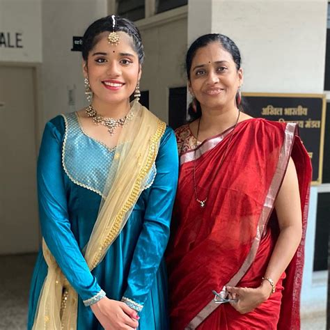 Suhani Bhat Suhanidancevoyager • Instagram Photos And Videos