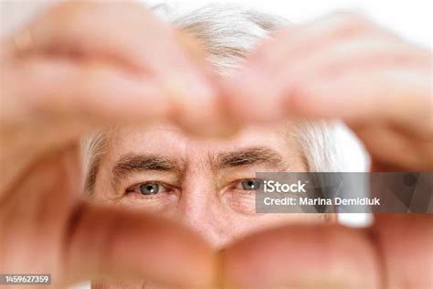 하트 모양의 손 제스처를 만드는 행복한 노인 로맨틱을 보여주는 카메라를보십시오 은퇴한 노인 조부모가 초상화를 닫습니다 사랑의 상징 자선 사업을하고 건강을 돌보십시오 60