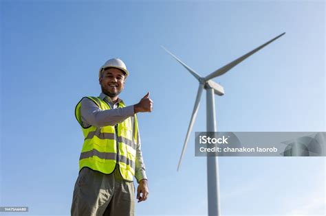 풍차 농장에서 일하는 엔지니어 인도 남자 전기 청정 에너지 생성 대체 녹색 에너지에 의한 풍력 터빈 농장 발전기 제어 전력을 확인하는 아시아 엔지니어 개념에 대한 스톡 사진
