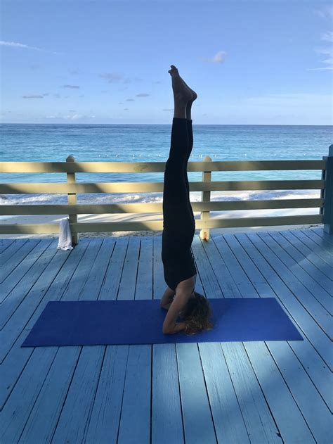 낮 동안 나무 부두에 서 있는 검은 드레스를 입은 여자 사진 Unsplash의 무료 나무 이미지