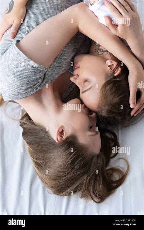 Women Lesbians Kiss Banque De Photographies Et Dimages à Haute Résolution Alamy
