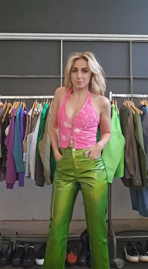 Foto Iris Enthoven Past Iets Te Klein Hemdje En Dat Levert Een