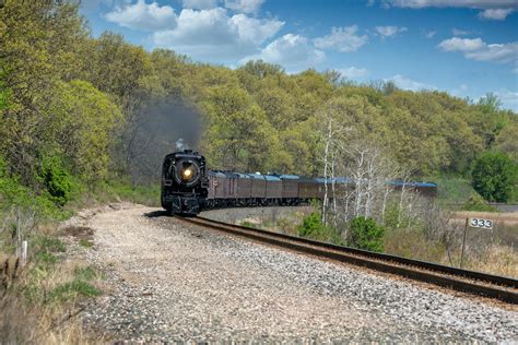 Kellogg 경치 경치가 좋은 과수원 관광 교통 기관차 기차 선로 기찻길 나무 낮 녹지 농촌의 담배를 피우다 레트로 모험 목재 미국 미국