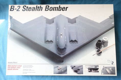 Testors B 2 Stealth Bomber Model Airplane Kit 172 Scale 571 Complete