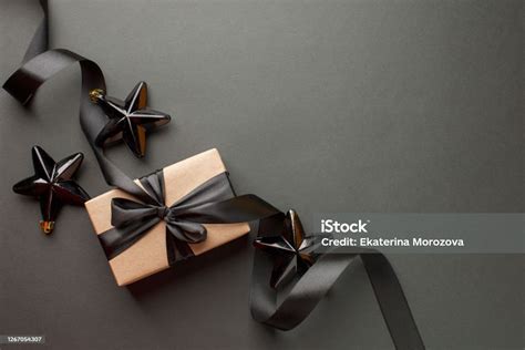 어두운 검은 색 배경에 새틴 검은 리본아름다운 최소한의 크리스마스 황금 검은 장식과 종이 공예 선물 상자 플랫 레이 디자인 공간을 복사합니다 수평 크리스마스에 대한 스톡