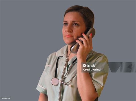 전화로 의사 또는 간호사 전화 목 주위에 핸드셋과 청진 기를 가진 제복에 여자는 의학 환자를 상담 합니다 간호사에 대한 스톡 사진 및 기타 이미지 Istock