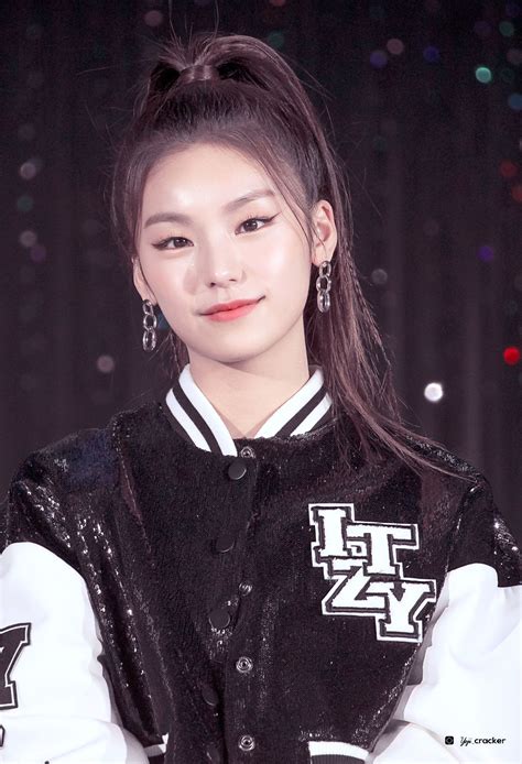 Yeji Pics On Twitter Sleek Bob Hairstyles Girl Itzy