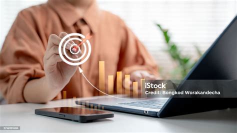 데이터 기반 디지털 경제에서 목표 설정 마케팅 전략 Kpi 계획 및 성공적인 비즈니스 성과를 상징하는 성장 차트로 목표를 목표로 하는 기업인 Brand Name Smart