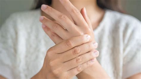 8 Penyebab Ujung Jari Tangan Kebas, Berbahayakah? - KlikDokter