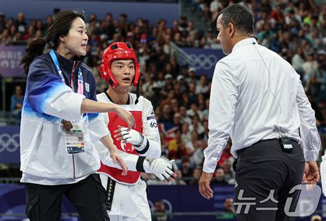 비디오 리플레이 결과 어필하는 서건우·오혜리 코치 뉴스1