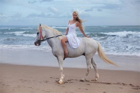 Sexy Junge Frau Die Mit Pferd Am Strand Zu Pferde Geht Stockbild
