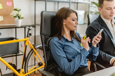 젊은 부부는 사무실에서 작업 하 고 그들의 스마트 휴대 전화를 사용 하 여 2명에 대한 스톡 사진 및 기타 이미지 2명