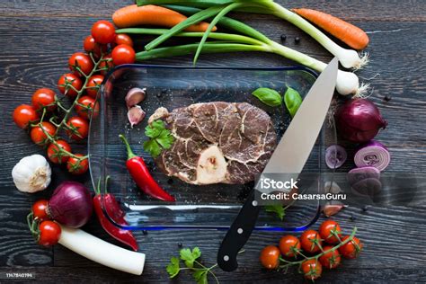 조리 할 준비가 신선한 지중해 야채와 나무 테이블에 향신료와 원시 쇠고기 스테이크 Osso Buco 오소 부코에 대한 스톡 사진 및 기타 이미지 Istock