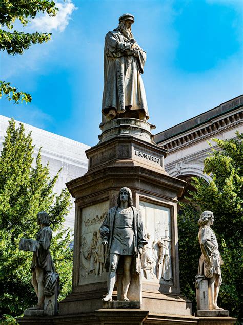 건축 고전 예술 공공 예술 관광 구름 낀 하늘 구릿빛 구슬 기념물 나무 동상 랜드마크 레오나르도 다빈치 레오나르도 다빈치 기념비 롬바르디아 르네상스