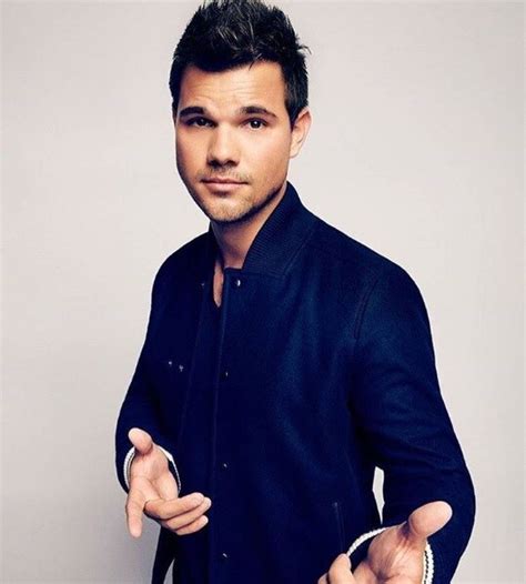 Wat Taylor Lautner Heeft Zijn Haren Paars Geverfd Flair Voor Jou Over Jou Flair