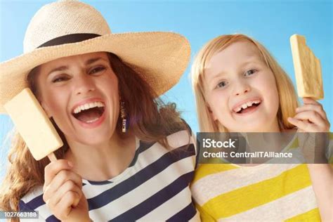 행복 한 어머니와 푸른 하늘에 대 한 막대 아이스크림을 가진 아이 아이에 대한 스톡 사진 및 기타 이미지 아이 아이스크림