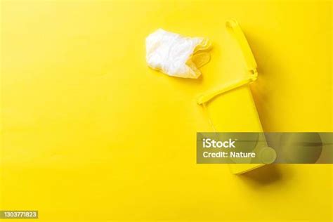 쓰레기 재활용 쓰레기 쓰레기를 폐기하고 환경을 절약하기 위해 용기를 보관하십시오 노란색 배경에 고립 된 플라스틱 쓰레기를 재