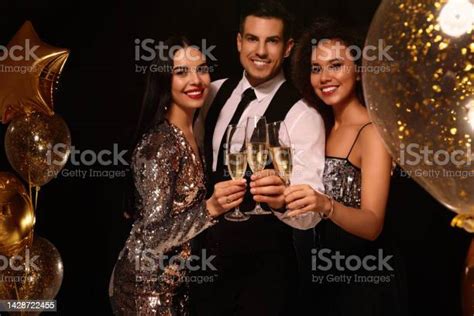 검은 배경으로 새해를 축하하는 스파클링 와인 잔을 가진 행복한 친구 12월에 대한 스톡 사진 및 기타 이미지 12월 12월