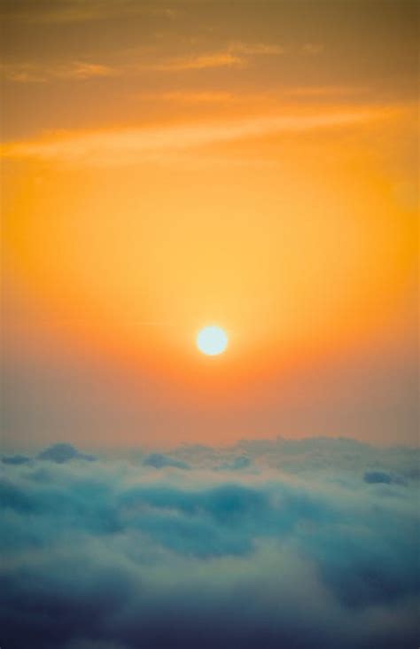 가벼운 경외심을 불러일으키는 경치가 좋은 고요한 광점 구름 구름 경치 그림 같은 난색 날씨 노란 하늘 노란색