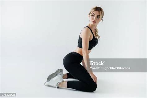 회색에 절연 층에 앉아 검은 스포츠에 매력적인 Sportswoman의 측면 보기 스포츠인에 대한 스톡 사진 및 기타 이미지 스포츠인 측면 보기 건강한 생활방식