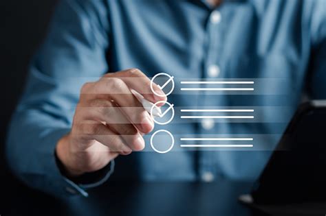 온라인 설문조사 작성 및 디지털 양식 체크리스트 품질 검사 개선 표준화 인증 규정 서비스 및 표준 준수 개념에 대한 스톡 사진 및 기타 이미지 Istock