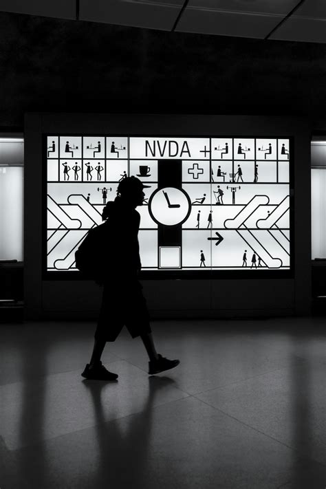 시계가 달린 큰 창문 너머로 걷는 사람 사진 Unsplash의 무료 스웨덴 이미지