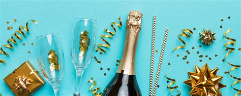 컬러 반짝이 색종이와 선물 상자 공간이있는 샴페인 병으로 컬러 풀 배경 상단 보기에 텍스트를 제공합니다 재미있는 크리스마스와 생일 축하 Celebration