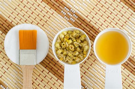 천연 스킨 케어 및 의약 목적을 위해 수제 이모텔 팅크 가있는 작은 그릇 드라이 드워프 에버 라스트 꽃 가까이 Diy 뷰티