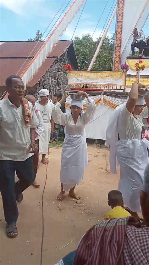 ប្រុស តូចច្រឡឹង