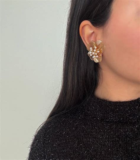 گوشواره زنانه گل حصیری مرواریدی طلایی مینیمال دخترانه نیلماه گالری