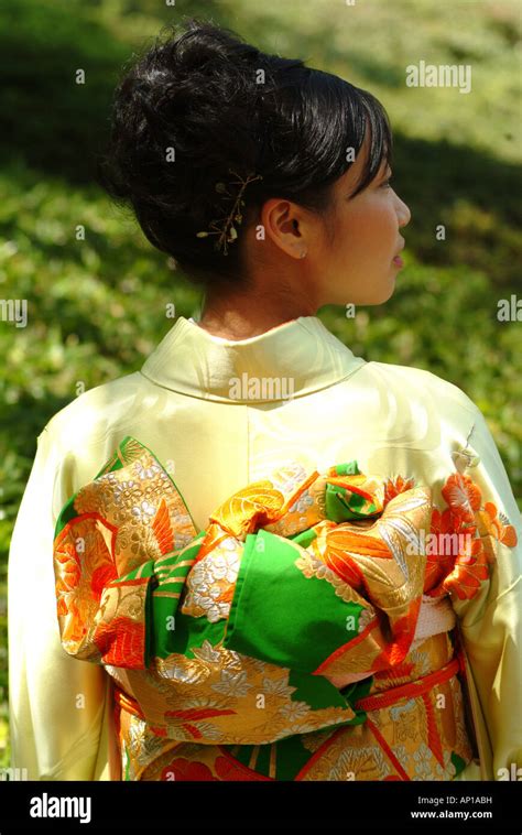 Jovencita japonesa con kimono Happo en Garden Tokio Japón Fotografía de stock Alamy