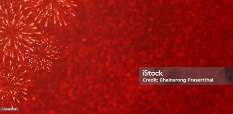 추상적인 쇼 그룹 폭발하는 불꽃놀이 밝은 빛 활기찬 다채롭고 떨어지는 불 반짝이 색종이 머리 붉은 색 배경에 행복한 중국 새해 개념 1에 대한 스톡 벡터 아트 및 기타