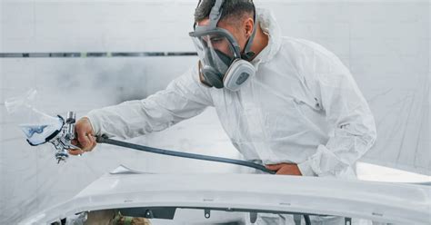 보호 마스크에 자동차 페인팅 제복을 입은 백인 자동차 수리공이 차고에서 일한다 사진 Unsplash의 자동차 이미지