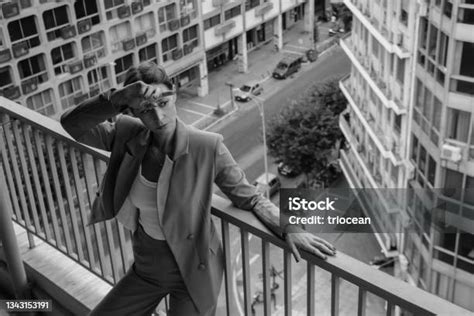 바쁜 도시 거리를 배경으로 발코니에 서있는 양복을 입은 젊은 여성의 초상화 기업가에 대한 스톡 사진 및 기타 이미지 기업가 35 39세 갈색 머리 Istock