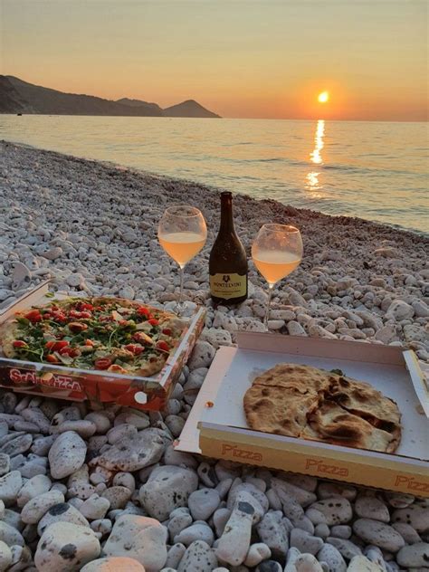Pizza, Wine and Sunset 🥂🌅 | Romantic picnics, Beach picnic, Picnic