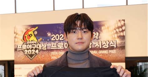 포토 김도영 사인 유니폼 들고 짠~