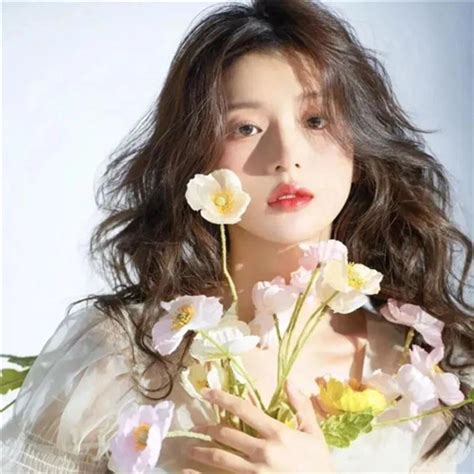 微信头像拿花的女孩，美女拿花氛围感十足18张女生微信头像头像库