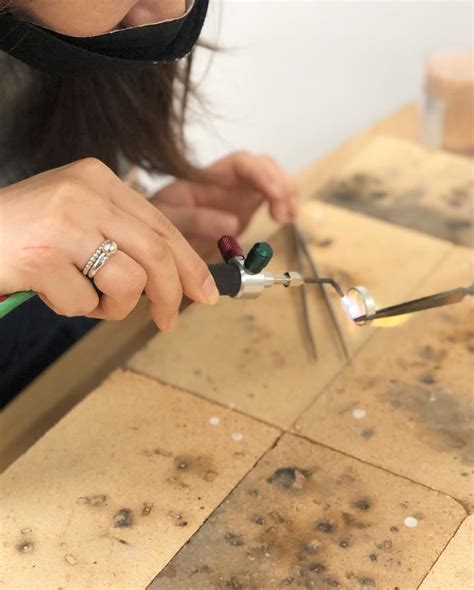 신현리보석공방 원데이로 오신 사이좋은 두분💕 두드린 반지와 라인 반지 완성 하셨는데 처음부터 끝까지 와이프를 위해 진짜 꼼꼼히 예쁘게 완성해주신 넘나 서윗하신 남편분😁